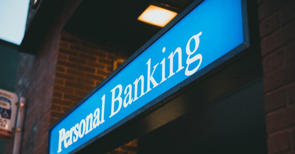 bankers' hours: Idiom Meaning and Origin - The Village Idiom