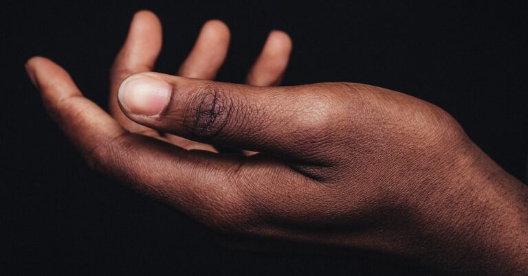 deal a bad hand: Idiom Meaning and Origin - The Village Idiom