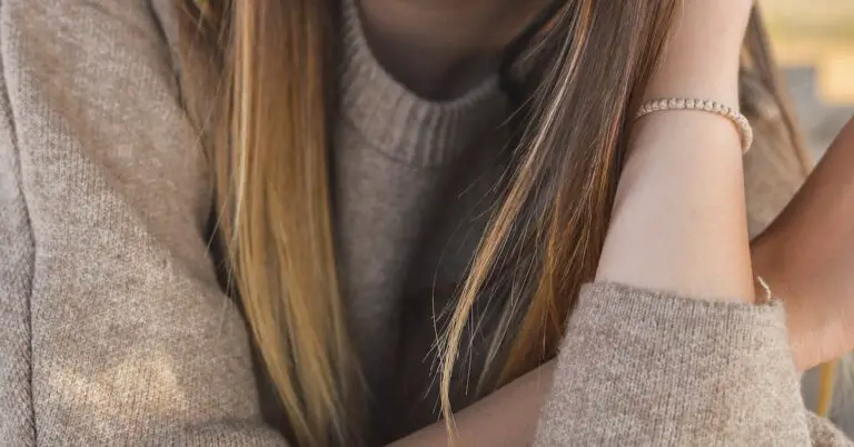 rose-colored glasses: Idiom Meaning and Origin - The Village Idiom